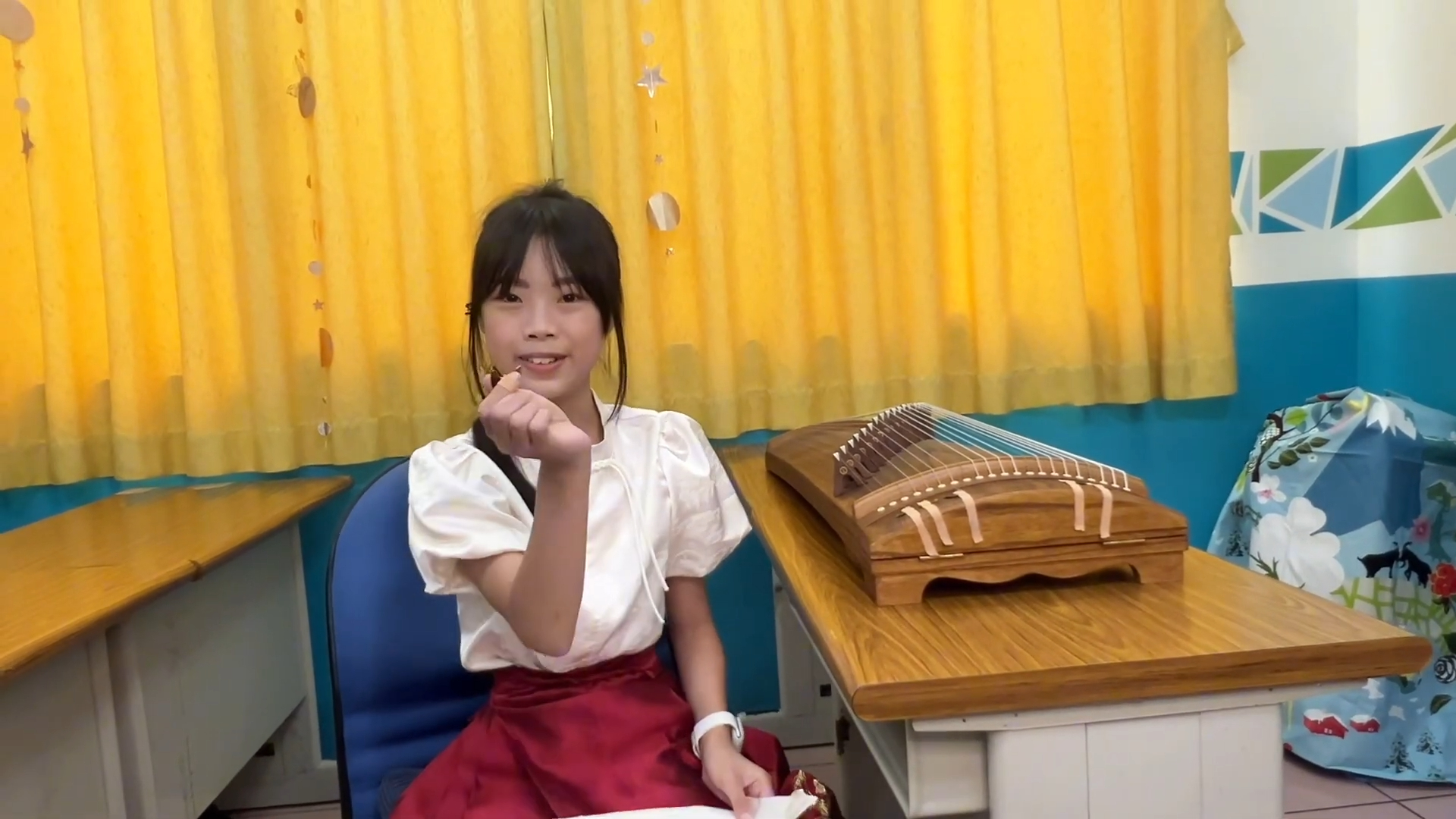 Poya - I Played a Guzheng in Public - Caves Family敦煌親子愛英語